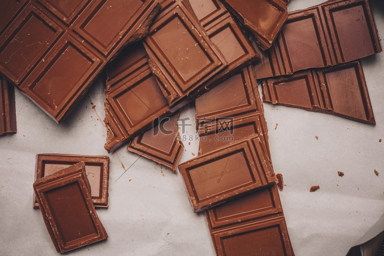 巧克力碎在精致餐桌上的棕色纸上高清摄影大图-千库网