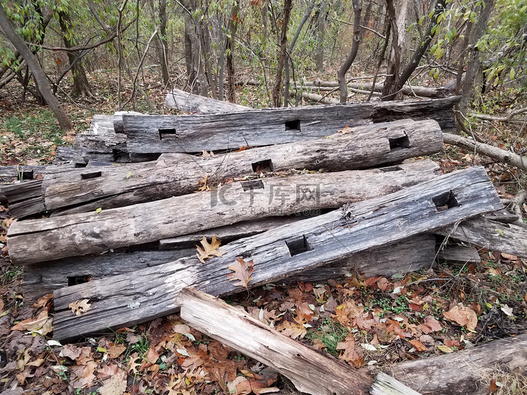 破旧的木栅栏，上面有洞和树木高清摄影大图-千库网
