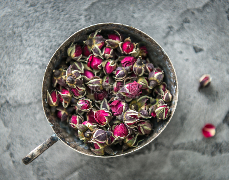 质朴的杯子里装满了 dogroses 的花蕾，顶视图高清摄影大图-千库网