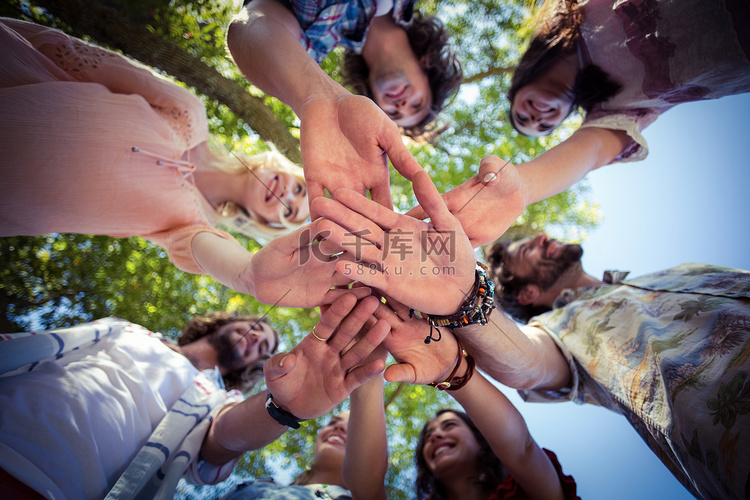 朋友们在公园里形成一个 handstack高清摄影大图-千库网