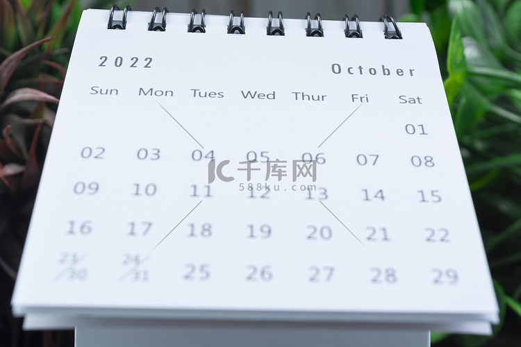 2022 年 10 月白色日历与盆栽模糊。高清摄影大图-千库网