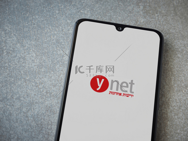 ynet 应用程序启动屏幕，黑色手机显示屏上带有徽标高清摄影大图-千库网