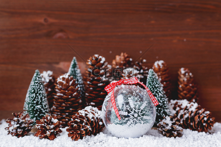 圣诞节和新年背景与雪、 松果、 圣诞球与雪花。高清摄影大图-千库网
