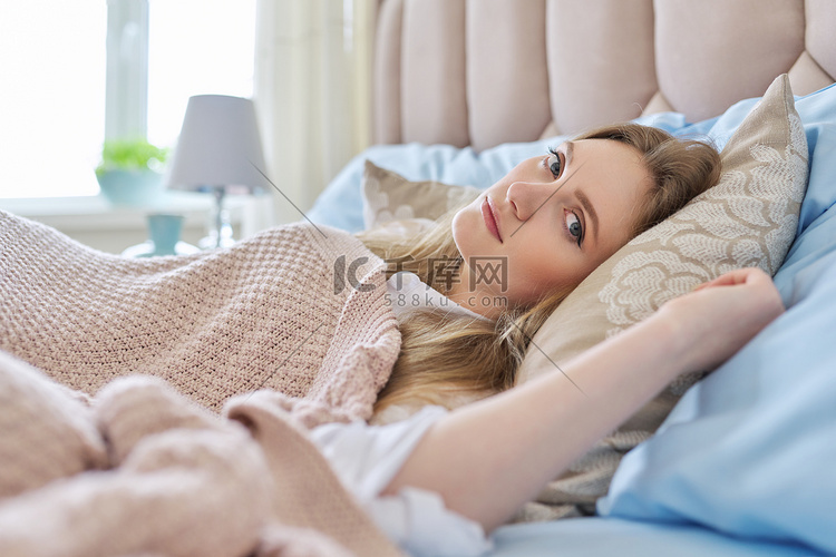 年轻美丽的微笑金发女人在家床上休息高清摄影大图 千库网