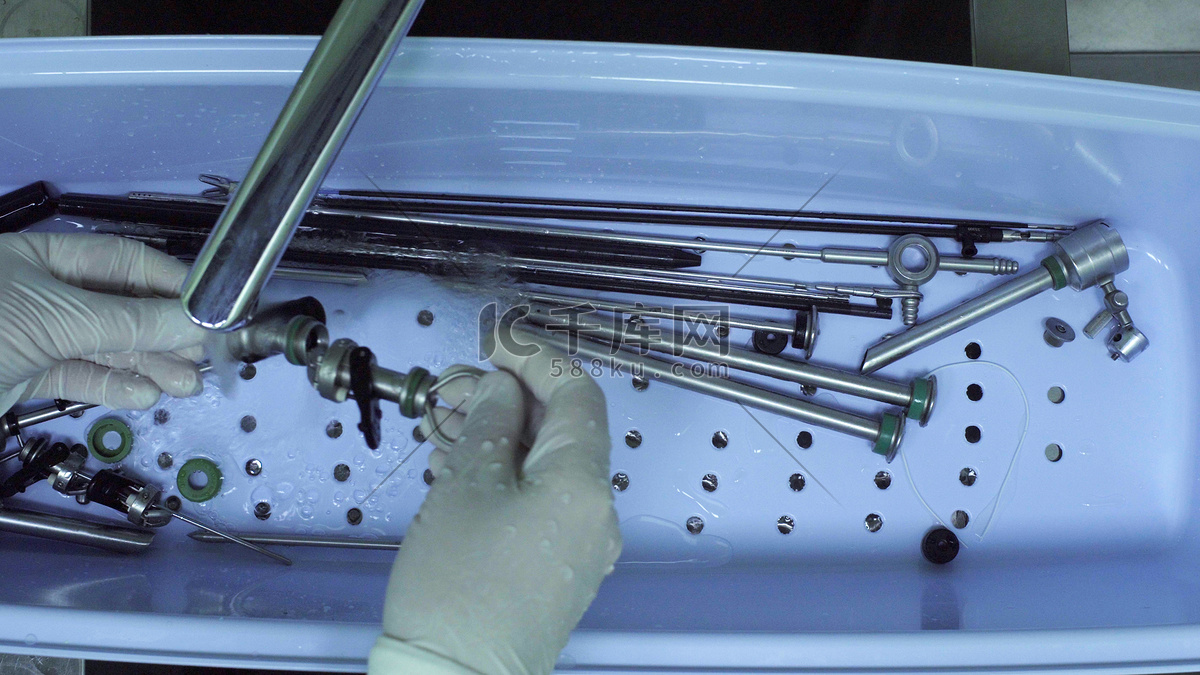 护士清洗医疗器械高清摄影大图-千库网