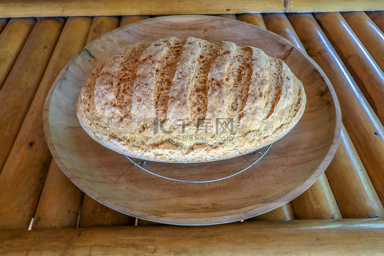由小麦和黑麦面粉制成的新鲜自制面包。高清摄影大图-千库网