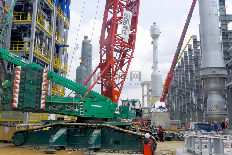 在莫斯科炼油厂安装重整塔。高清摄影大图-千库网