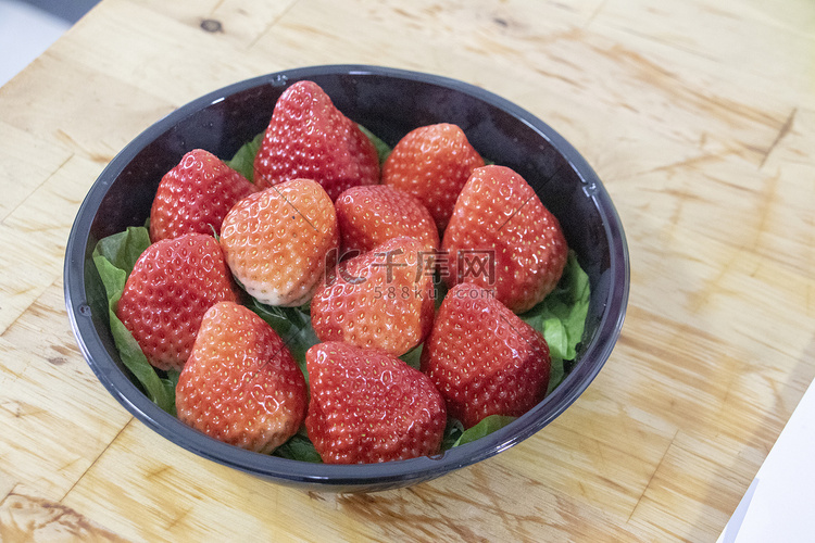 该团队真的很努力，Mansell 正在享受这种劳动的成果。高清摄影大图-千库网