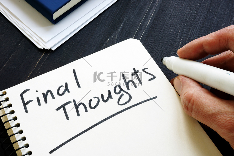 男人在纸上写下最后的想法。高清摄影大图-千库网