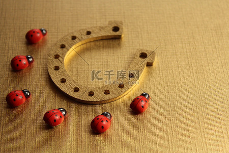 金色背景上的幸运符号高清摄影大图-千库网