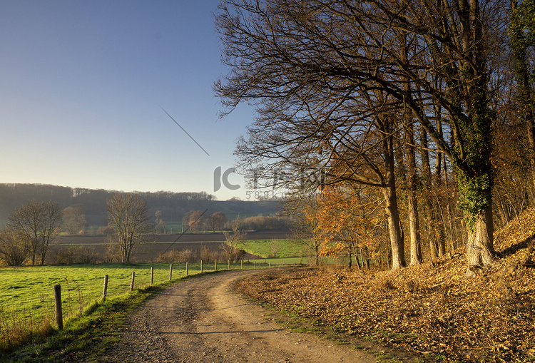 靠近荷兰城市马斯特里赫特的桑迪小路高清摄影大图-千库网