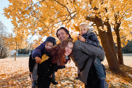 秋季公园的家庭拥抱高清摄影大图-千库网