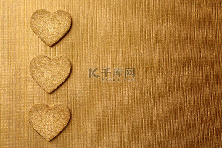 金色背景上的金色心高清摄影大图-千库网