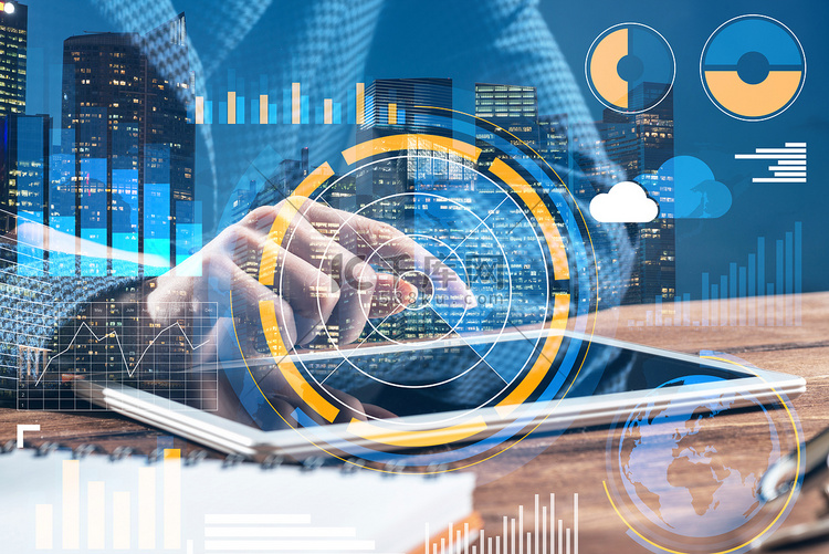 在办公桌上使用平板电脑的女商人高清摄影大图-千库网