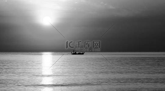 黎明时分，小渔船正返回岸边。高清摄影大图-千库网