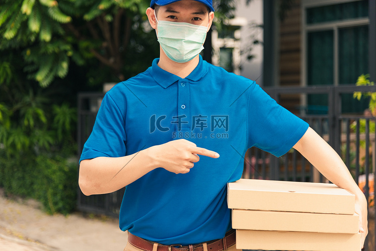 送货员快递发送和持有快餐披萨盒装我高清摄影大图-千库网