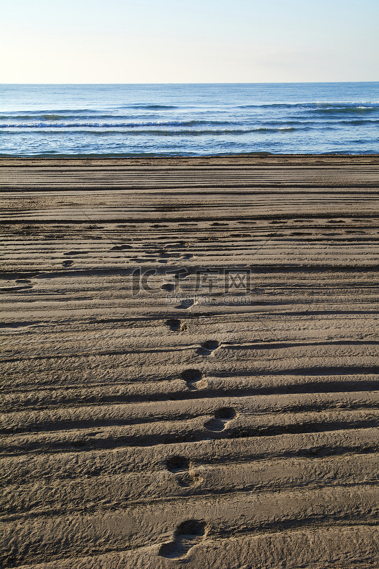沙滩上的脚印高清摄影大图-千库网