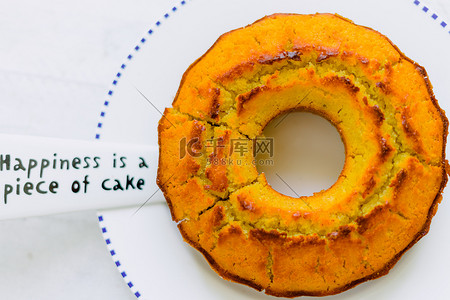 有机玉米饼和白盘子高清摄影大图-千库网