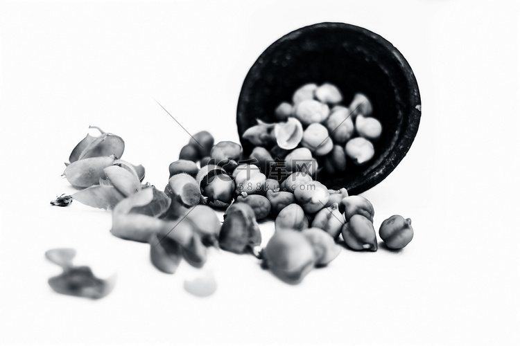 Ginjua 或 gingua 或鹰嘴豆或鸡豆荚或埃及豆在粘土碗中隔离在白色。高清摄影大图-千库网