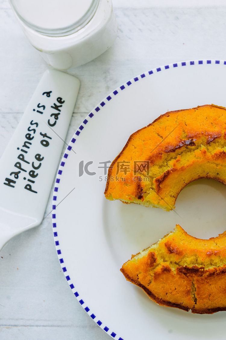 有机玉米饼和白盘子高清摄影大图-千库网