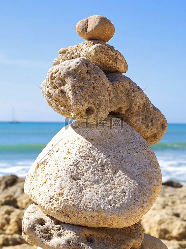 色彩鲜艳的石头堆高清摄影大图-千库网