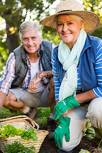 菜园自信园丁的画像高清摄影大图-千库网