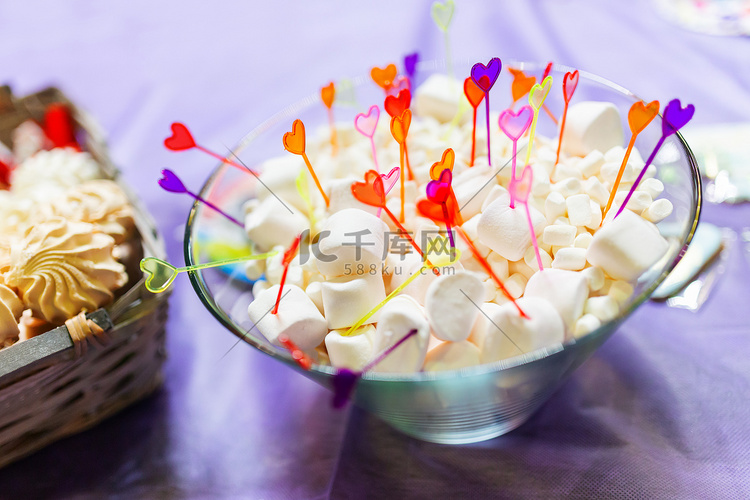 婚礼仪式或儿童生日派对上的糖果棒。高清摄影大图-千库网