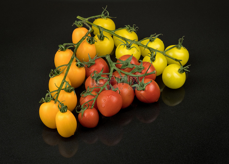 黑色背景中的西红柿高清摄影大图-千库网