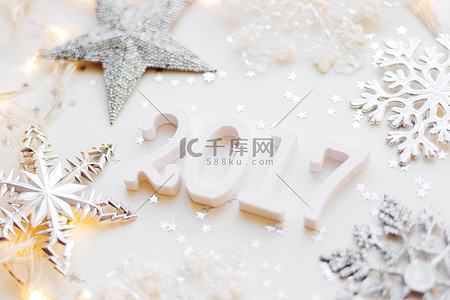 新的一年 2017 年背景与星星五彩纸屑和银色雪花。高清摄影大图-千库网