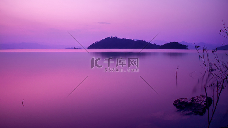 日落时分黄昏时湖的美丽自然景观，紫罗兰色调高清摄影大图-千库网