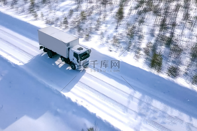 冬天，带货车的卡车沿着公路行驶。高清摄影大图-千库网