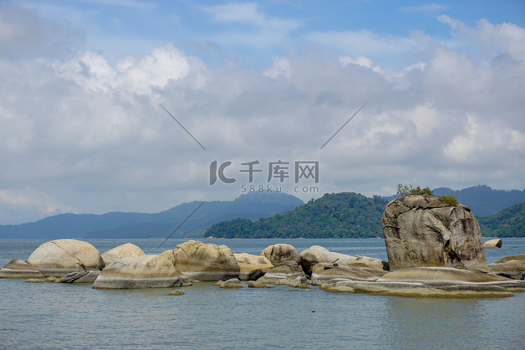 槟城 Permatang Damar Laut 海滩上的岩层。高清摄影大图-千库网