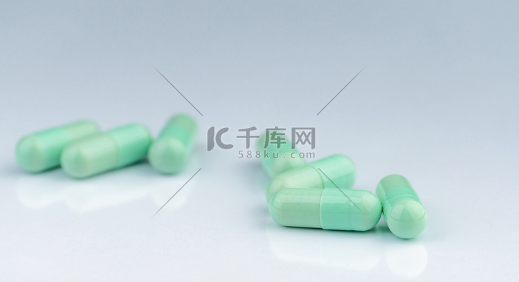 选择性关注草药绿色胶囊丸。高清摄影大图-千库网