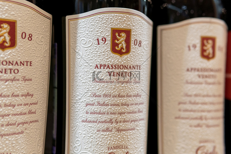 俄罗斯秋明 - 2021年1月31日：天地，激情红，威尼托IGT半干红葡萄酒。 高清摄影大图-千库网