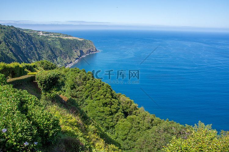 走在亚速尔群岛上。高清摄影大图-千库网