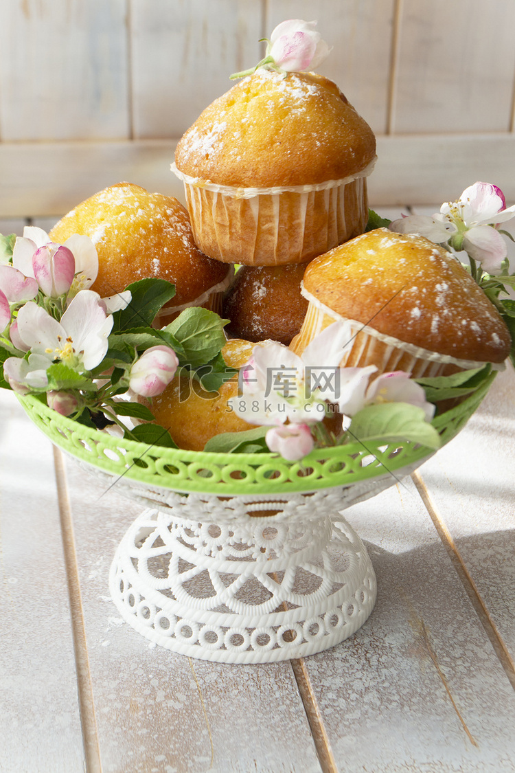 自制松饼杯形蛋糕加糖粉。高清摄影大图-千库网