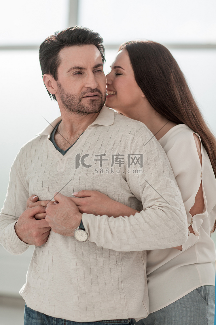 关闭。快乐的年轻已婚夫妇。高清摄影大图 千库网