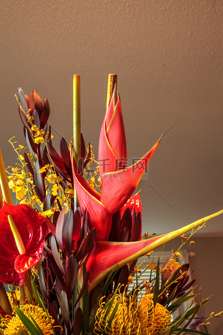 热带花束，包括 Heliconia bihai，黄色高清摄影大图-千库网