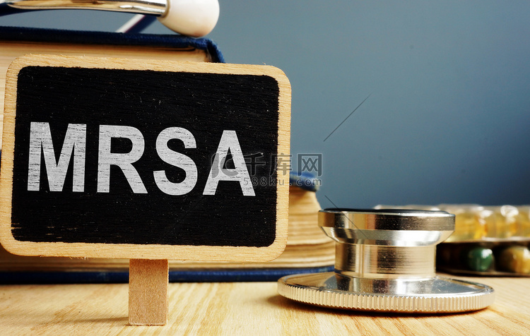 黑板上标有 MRSA 耐甲氧西林金黄色葡萄球菌。高清摄影大图-千库网