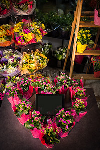 用心形花盆装饰的数字平板电脑高清摄影大图-千库网