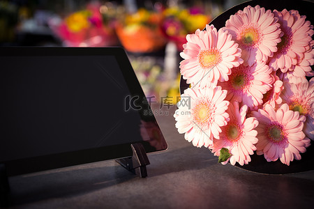 带粉色向日葵的数字平板电脑高清摄影大图-千库网