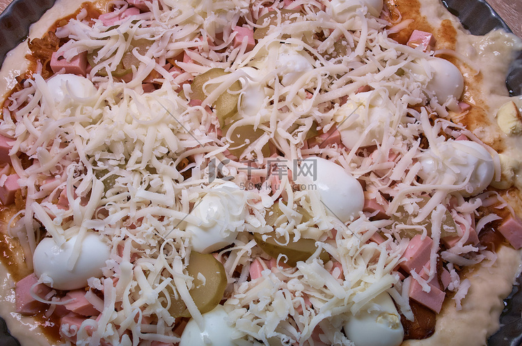 生披萨配奶酪、香肠、鹌鹑蛋、胡椒高清摄影大图-千库网