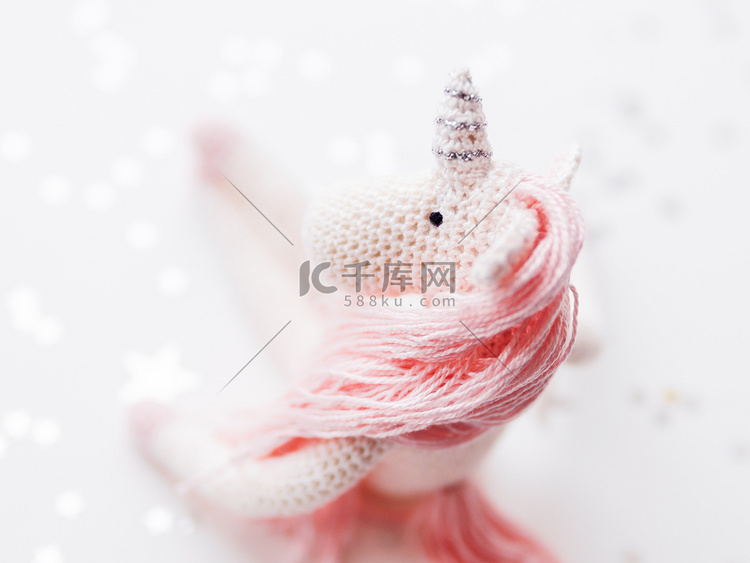 可爱的仙女独角兽，有粉红色的鬃毛和用线做成的尾巴。高清摄影大图-千库网