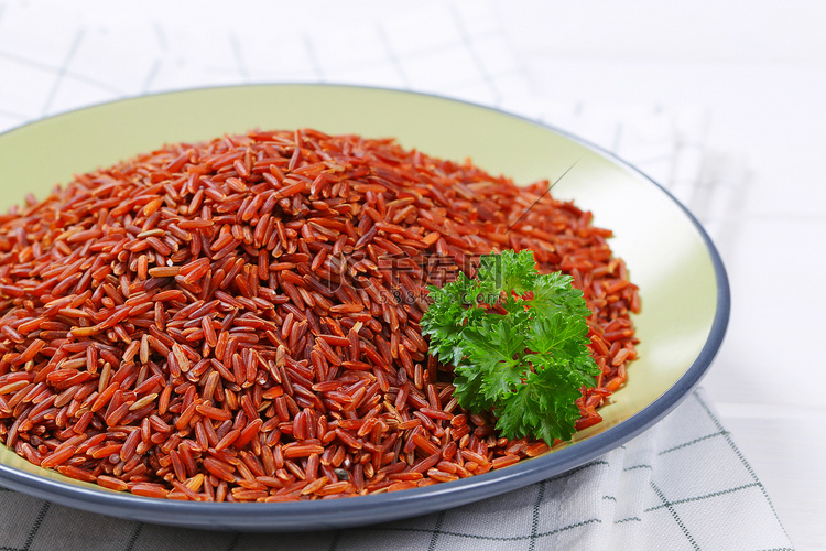 一盘红米饭高清摄影大图-千库网