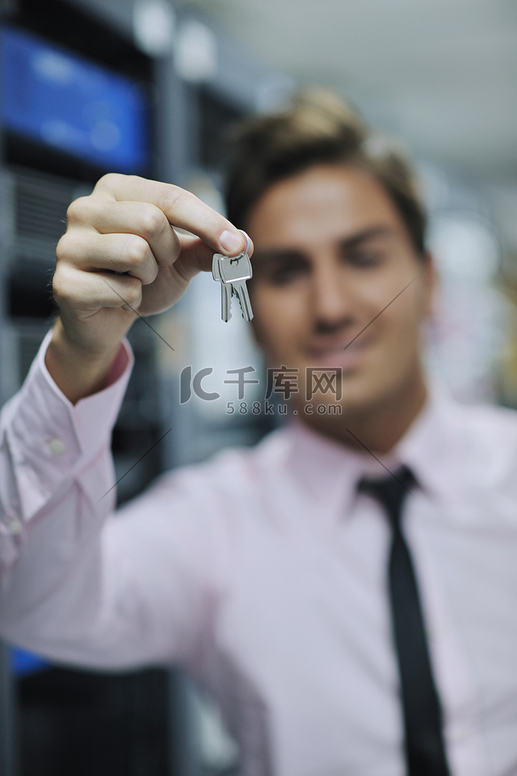 数据中心服务器机房的年轻 IT 工程师高清摄影大图-千库网