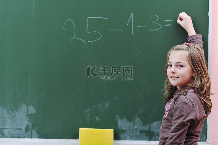 数学课上快乐的女学生高清摄影大图-千库网