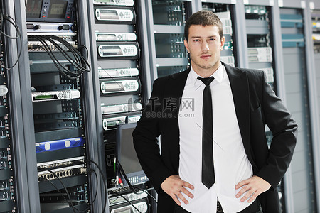 数据中心服务器机房的年轻 IT 工程师高清摄影大图-千库网