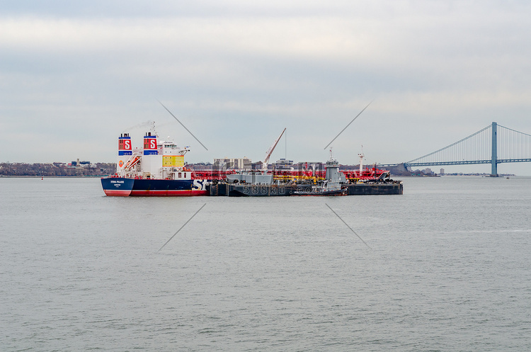 不同的工业船，Stena Polaris Hamilton 在哈德逊河，纽约市高清摄影大图-千库网