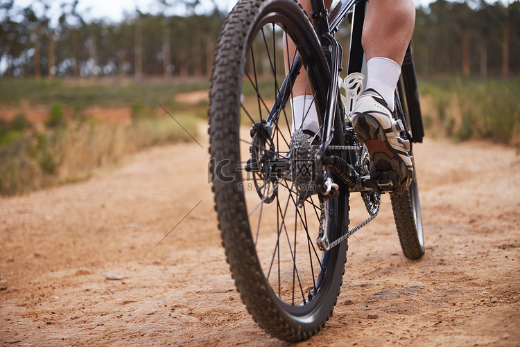他喜欢崎岖的地形。高清摄影大图-千库网