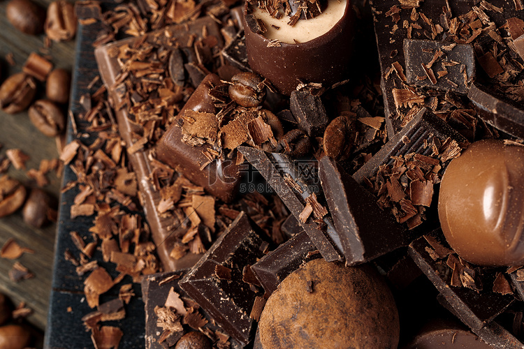 桌上磨碎的巧克力和美味的巧克力片高清摄影大图-千库网
